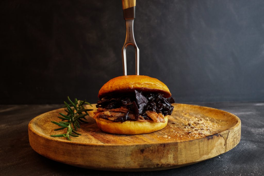 Gänse Burger mit Rotkohl, Bratensauce und krosser Haut | Berg & Beef